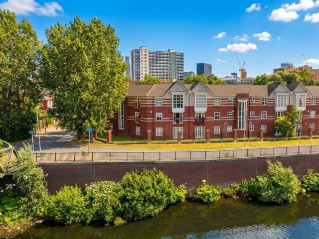 3 bedroom flat for sale