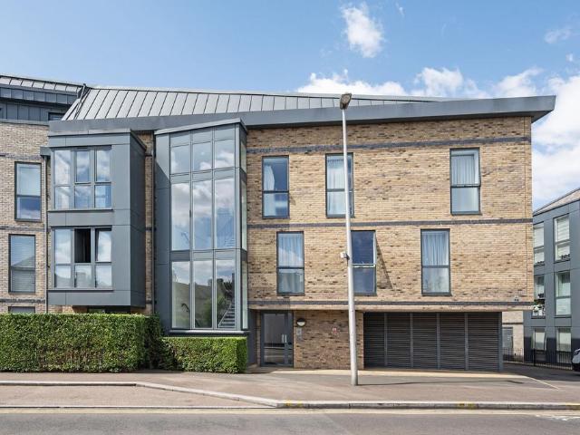 3 bedroom flat for sale