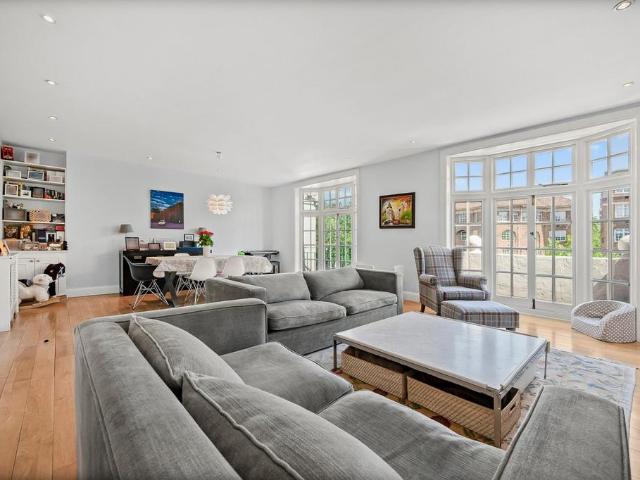 3 bedroom flat for sale