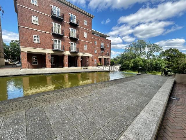 3 bedroom flat for sale