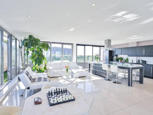 3 bedroom flat for sale