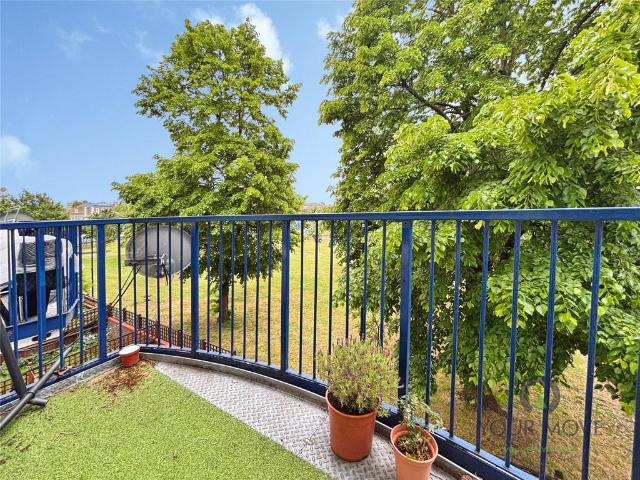3 bedroom flat for sale