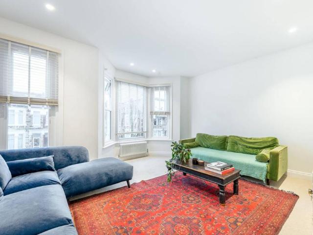 3 bedroom flat for sale