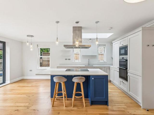 3 bedroom flat for sale