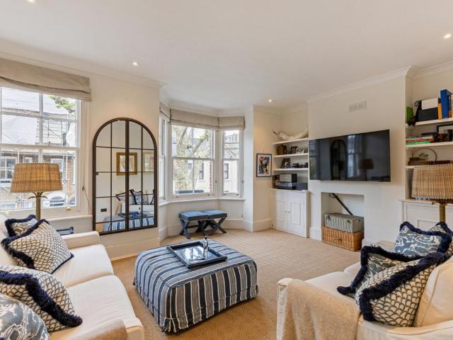 3 bedroom flat for sale