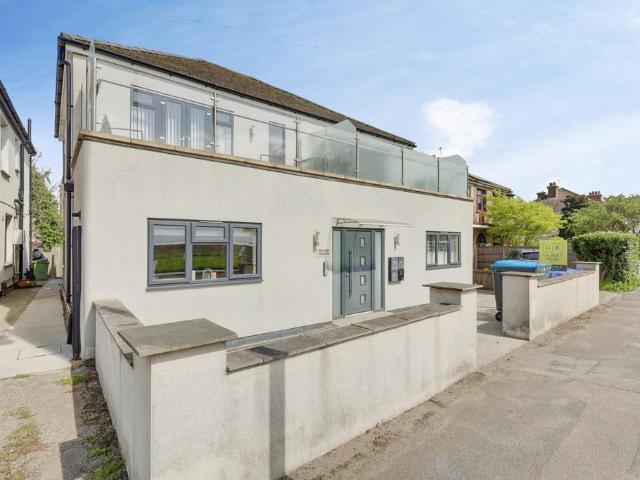 3 bedroom flat for sale