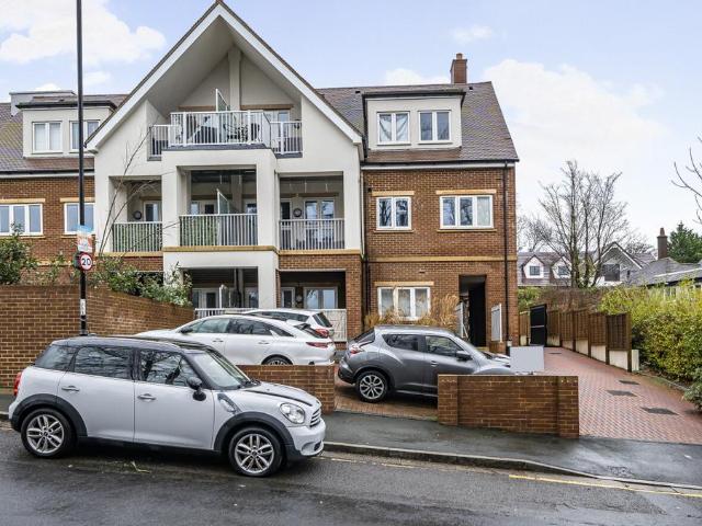 3 bedroom flat for sale