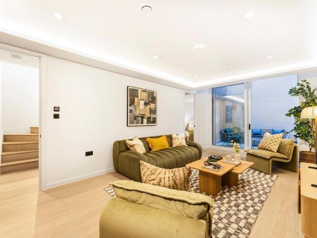 3 bedroom flat for sale
