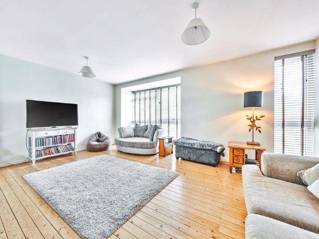3 bedroom flat for sale