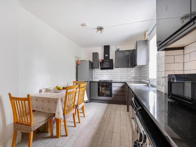 3 bedroom flat for sale