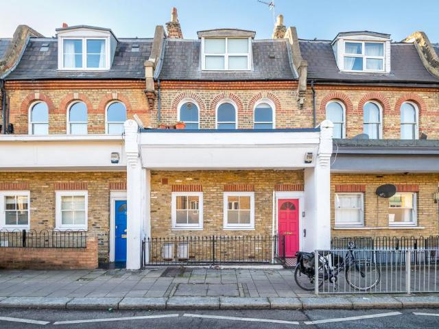 3 bedroom flat for sale