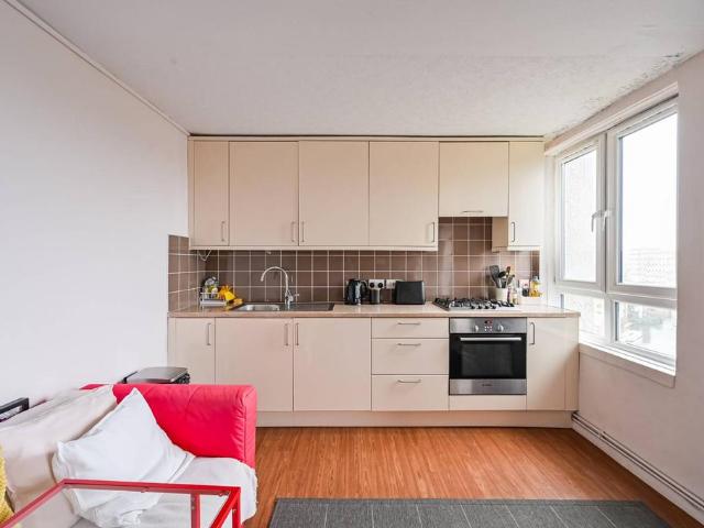 3 bedroom flat for sale