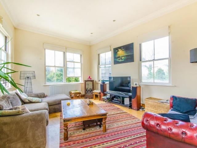 3 bedroom flat for sale