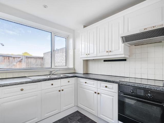 3 bedroom flat for sale
