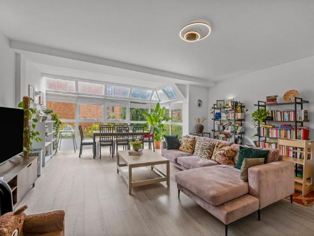 3 bedroom flat for sale