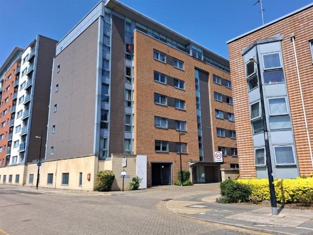 3 bedroom flat for sale
