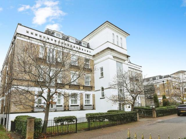 3 bedroom flat for sale