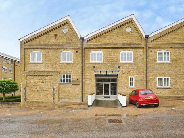 3 bedroom flat for sale