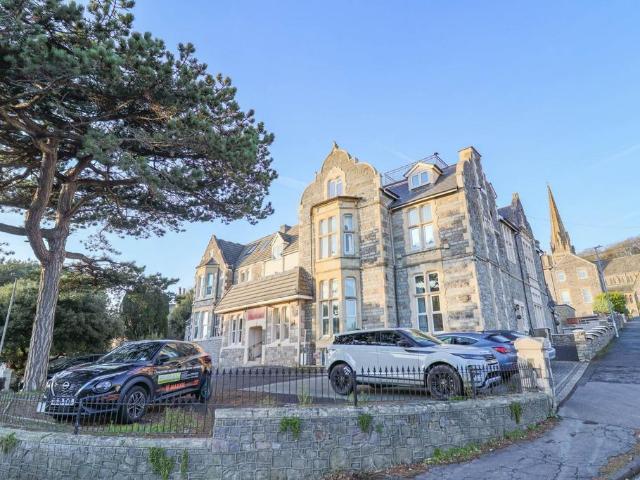3 bedroom flat for sale