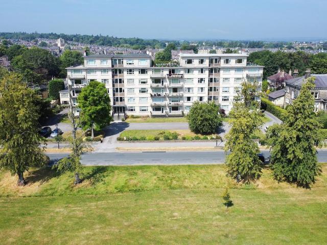 3 bedroom flat for sale