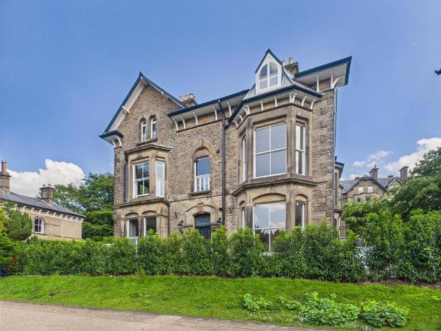 3 bedroom flat for sale
