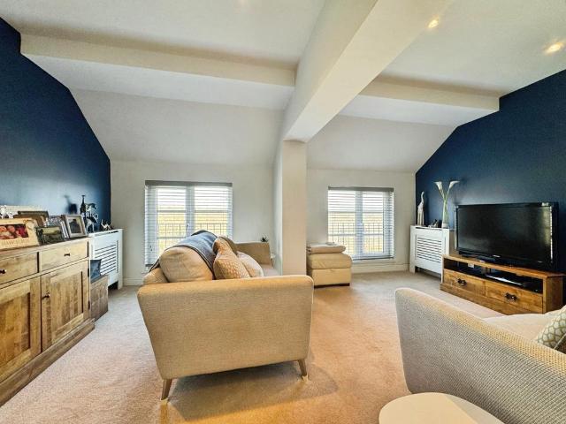 3 bedroom flat for sale