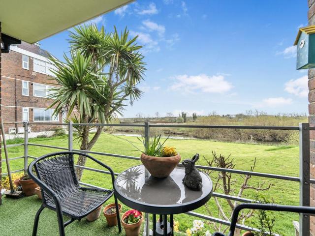3 bedroom flat for sale
