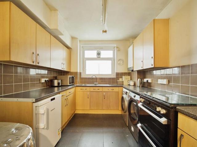 3 bedroom flat for sale