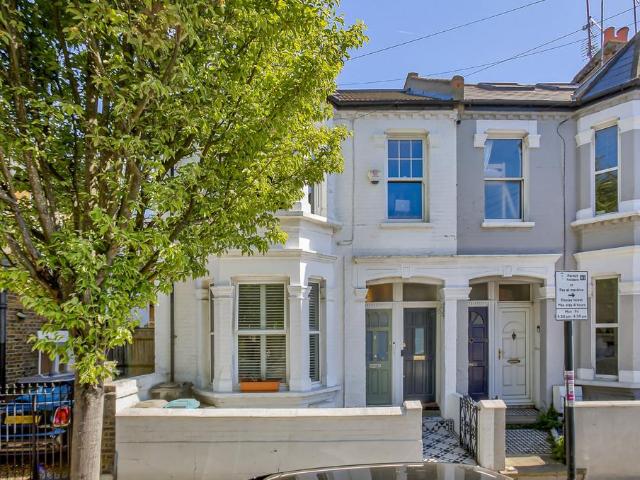 3 bedroom flat for sale