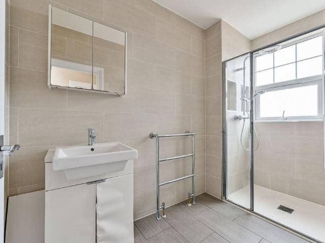 3 bedroom flat for sale