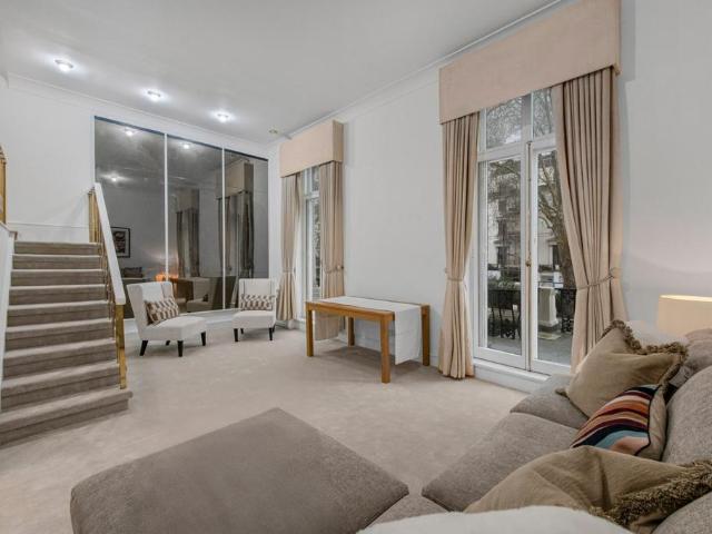 3 bedroom flat for sale
