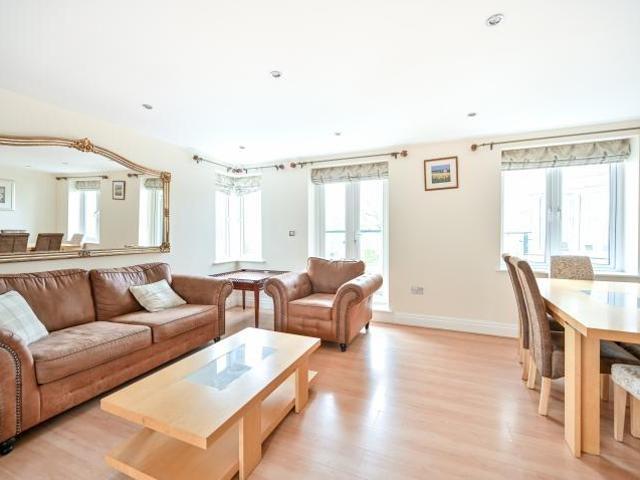 3 bedroom flat for sale
