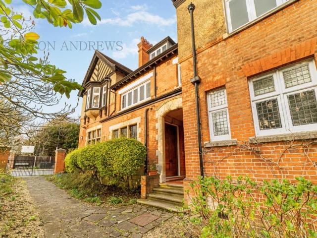 3 bedroom flat for sale