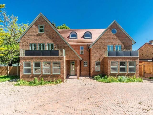3 bedroom flat for sale