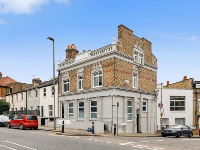 3 bedroom flat for sale