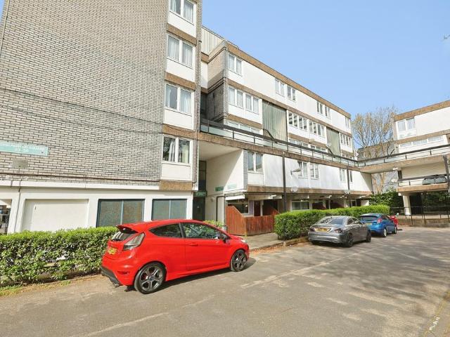 3 bedroom flat for sale