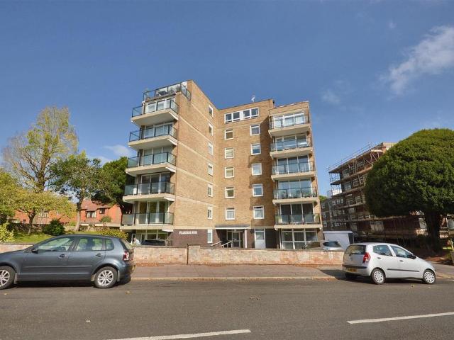 3 bedroom flat for sale