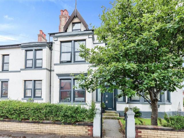 3 bedroom flat for sale