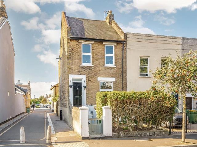 3 bedroom flat for sale