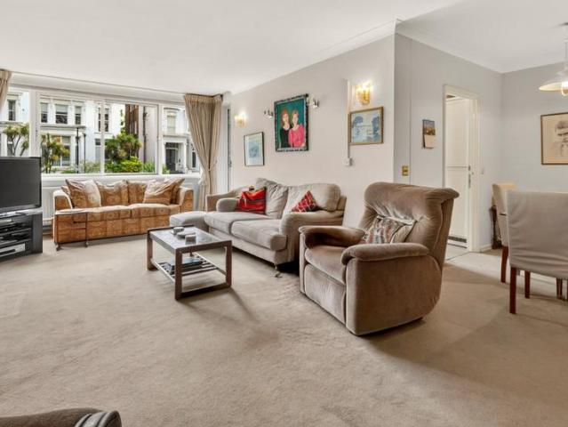 3 bedroom flat for sale