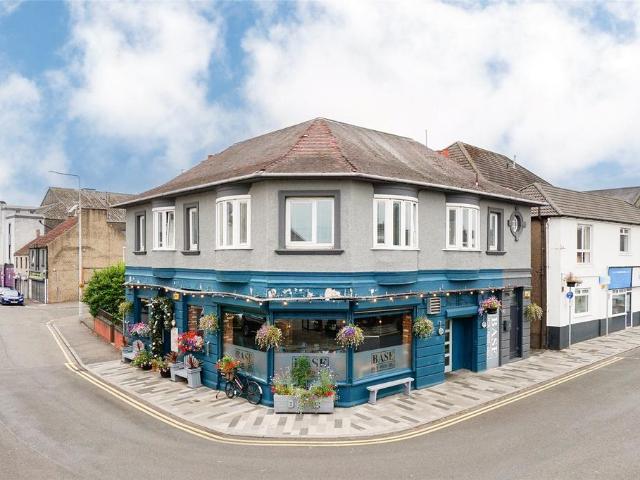 3 bedroom flat for sale