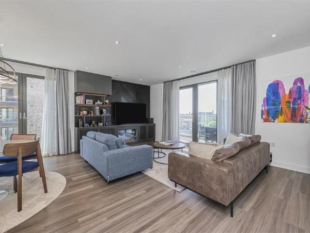3 bedroom flat for sale