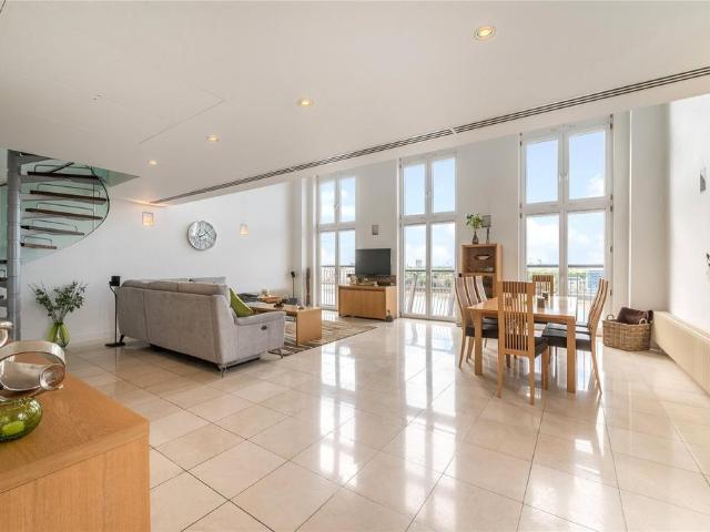 3 bedroom flat for sale