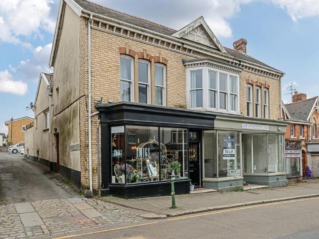 3 bedroom flat for sale