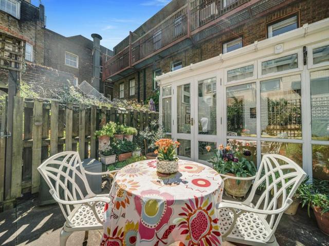 3 bedroom flat for sale
