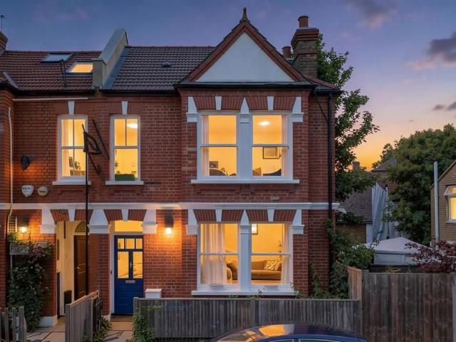 3 bedroom flat for sale