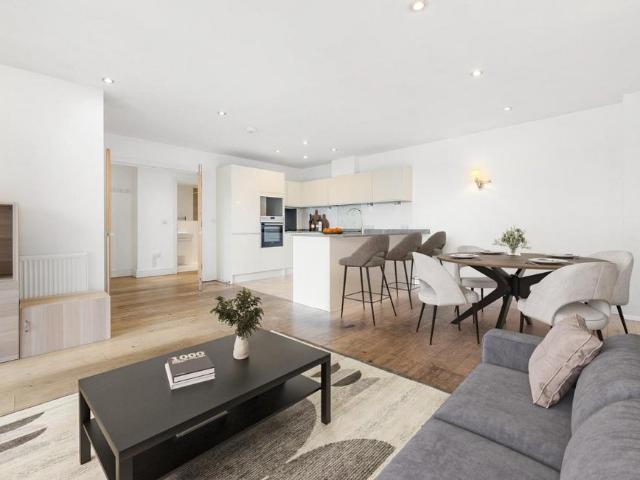3 bedroom flat for sale