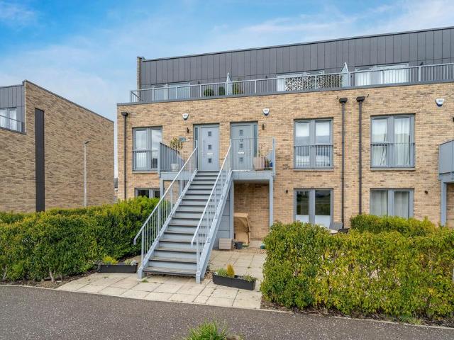 3 bedroom flat for sale