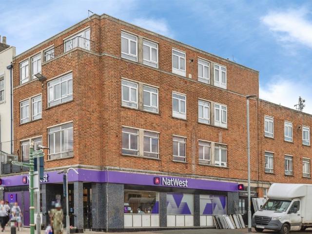 3 bedroom flat for sale
