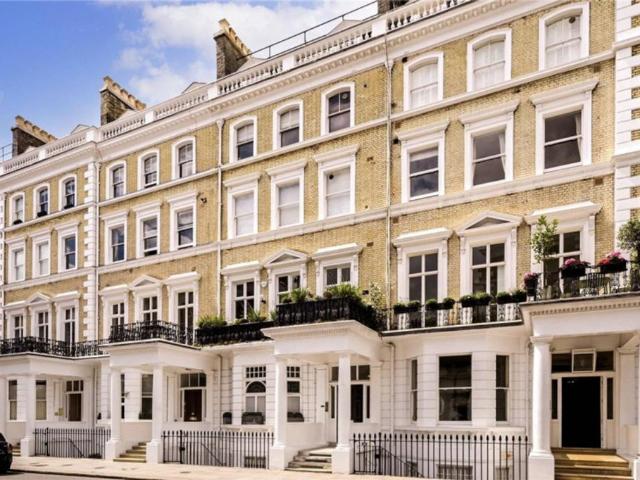 3 bedroom flat for sale
